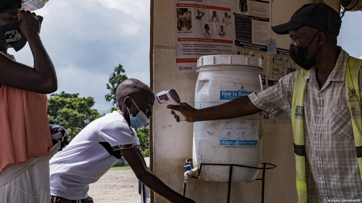 Uganda closes border with DR Congo as Ebola suspected cases near 1,000 ...
